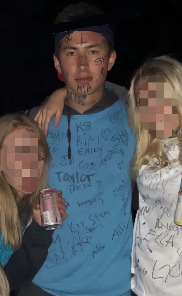 Hudson Williams Reportedly “Deeply Regrets” Resurfaced Swastika Photo ...